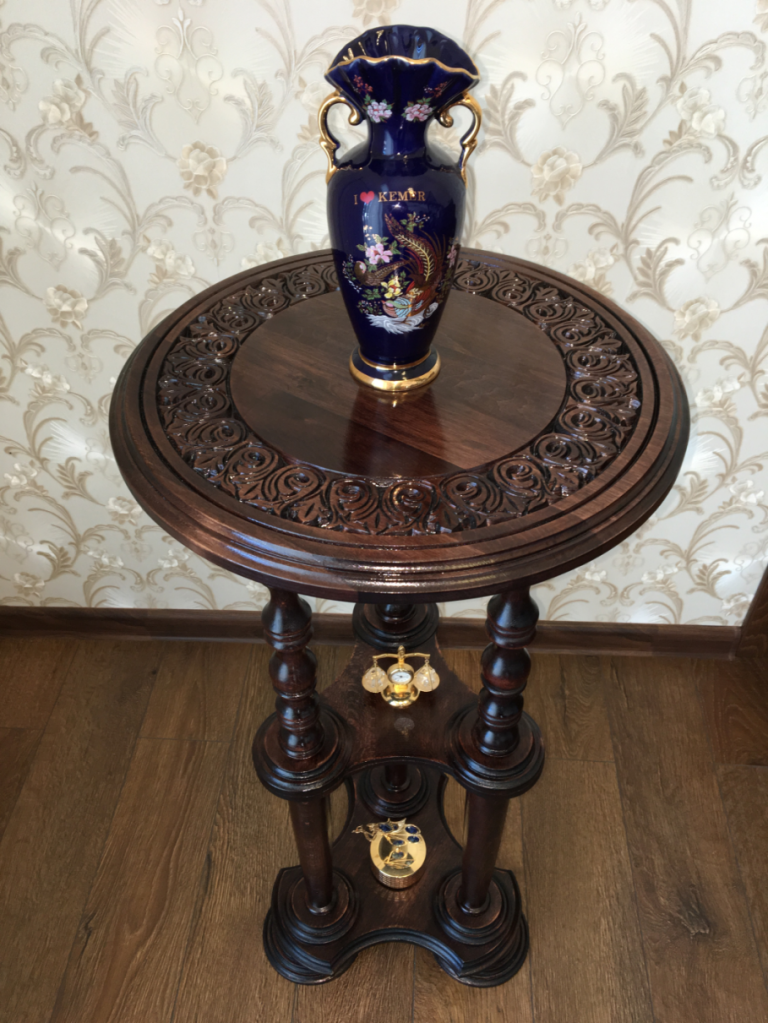 Masuta inalta din lemn masiv cu aspect clasic - casadesign.ro